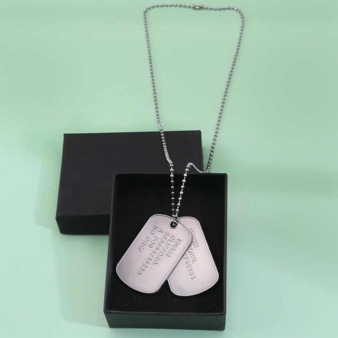 Collier avec double plaque militaire dans sa boite